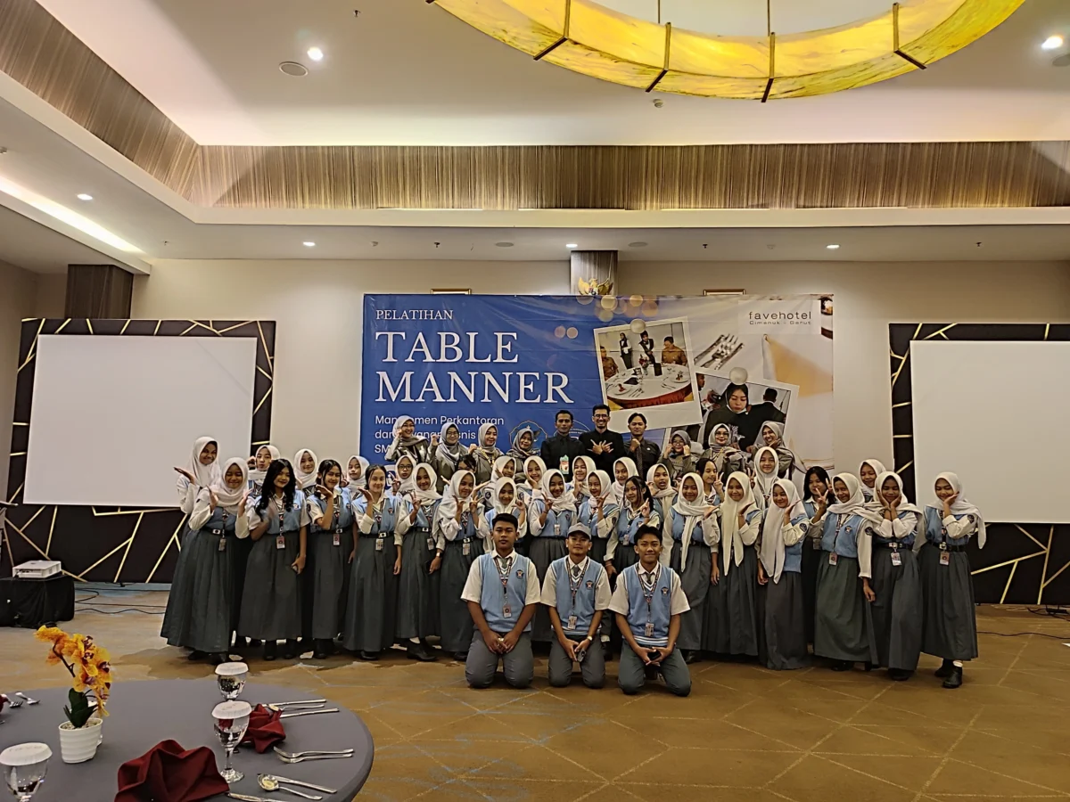SMKN 1 Garut Kolaborasi dengan Fave Hotel mengadakan Pelatihan Table ...