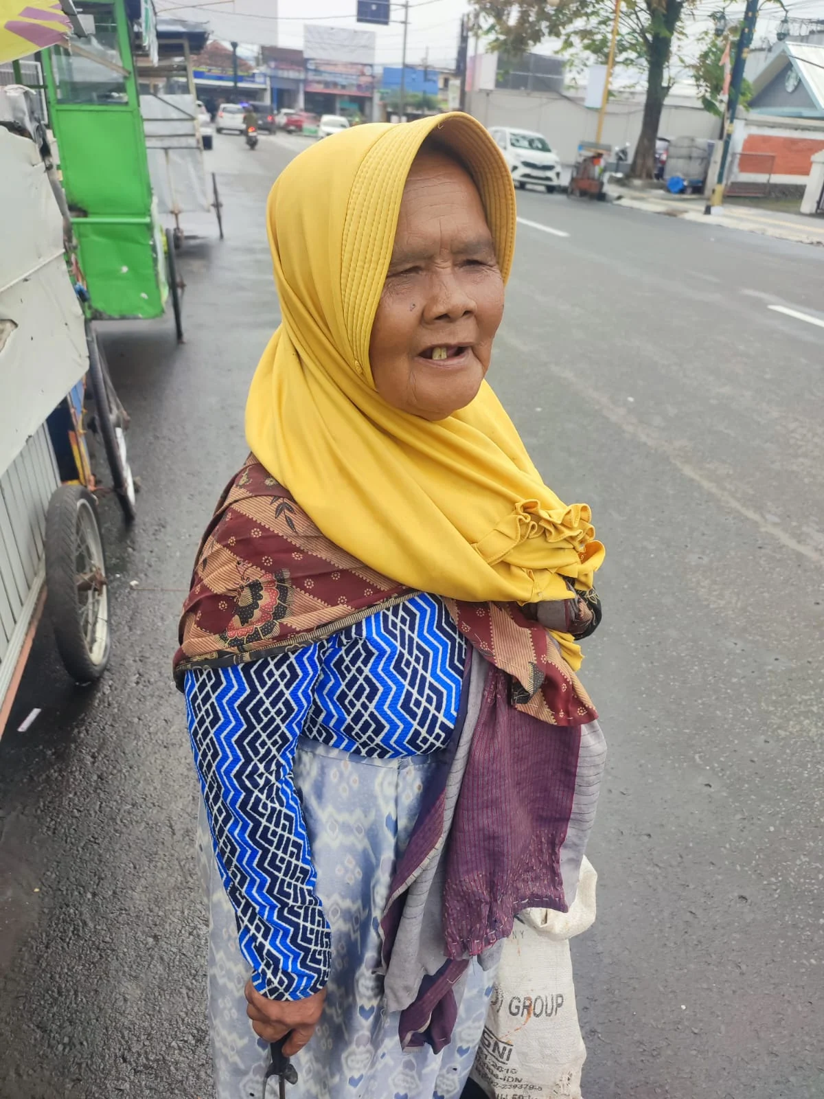 Emak Yuyun, di Usia Tua Masih Keliling Mencari Rongsokan Demi ...