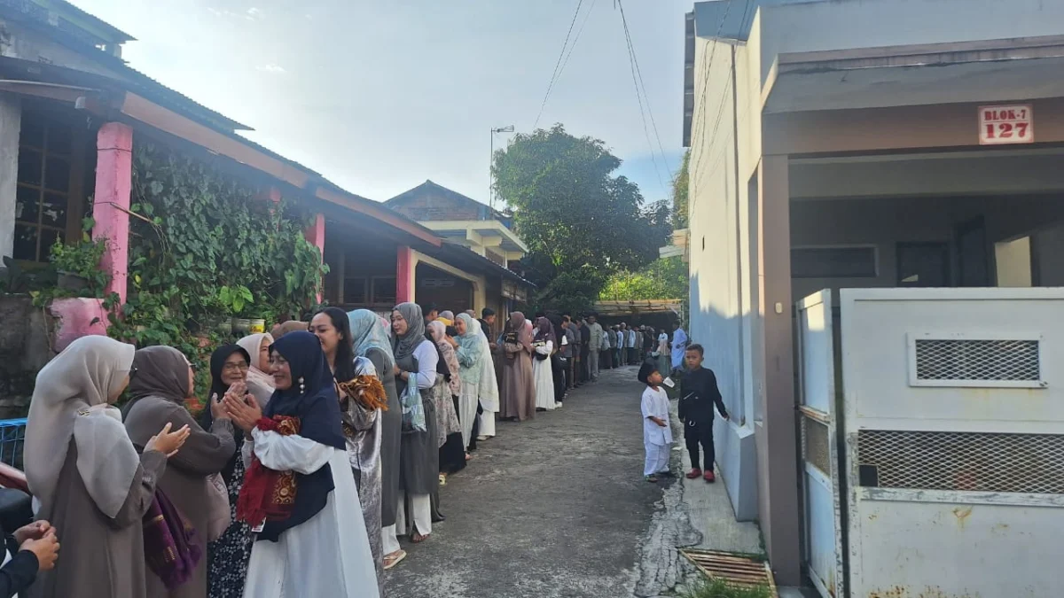 Warga Perum Cempaka Pertahankan Tradisi Salam-Salaman di Hari Raya ...