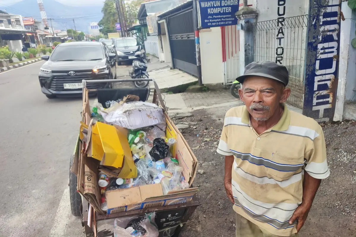 Potret Kehidupan Abah Asep: Usia Senja, Tetap Berjuang Mengais Rongsokan – Radar Garut