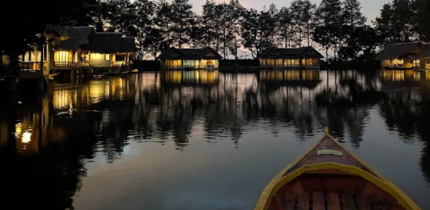 Kampung Sampireun Garut, Wisata Untuk Staycation di Garut yang Punya ...